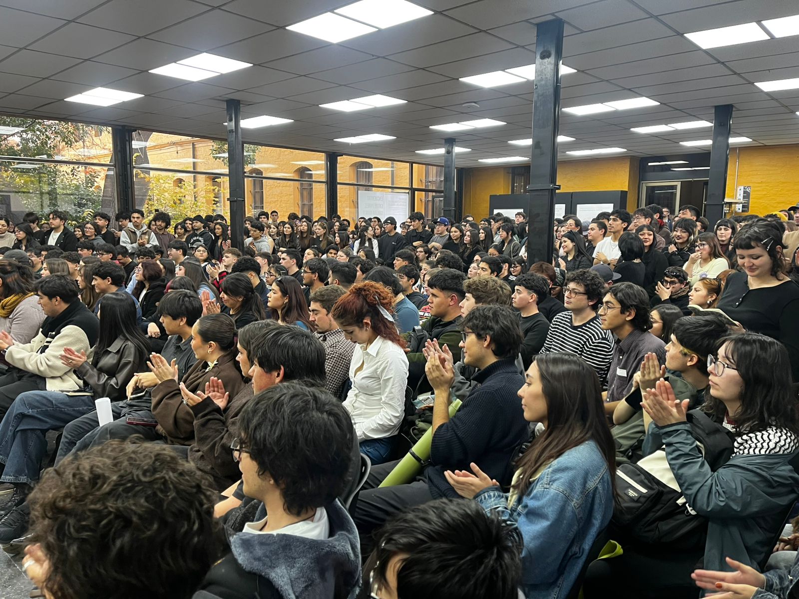 Premio Pritzker 2026 Smiljan Radic visitó la U. de Chile para dialogar ...